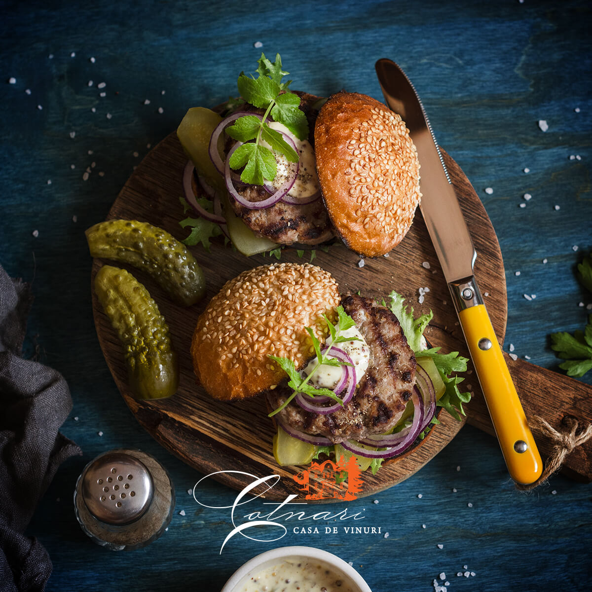 Burger delicios, făcut în casă - Casa de Vinuri Cotnari